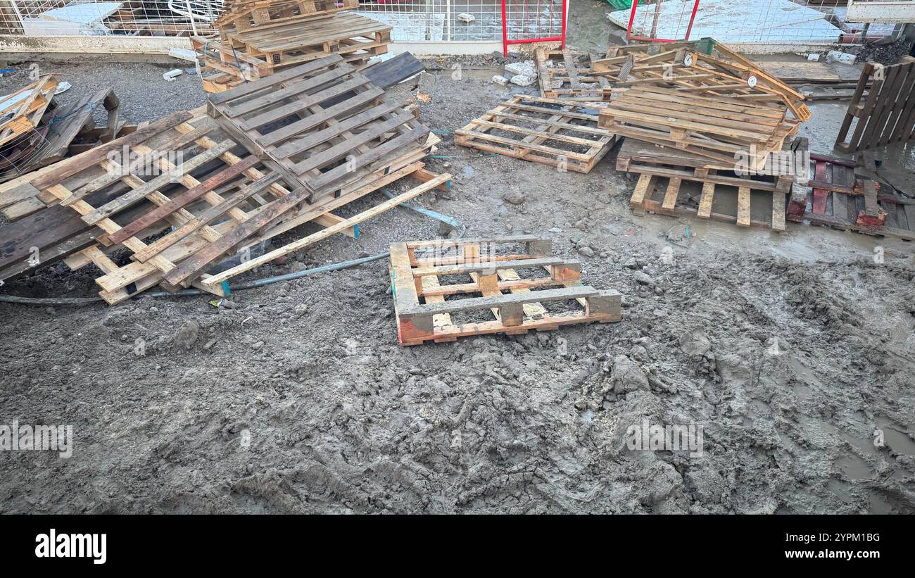 Scattered wooden pallets hi-res stock photography and images - Alamy