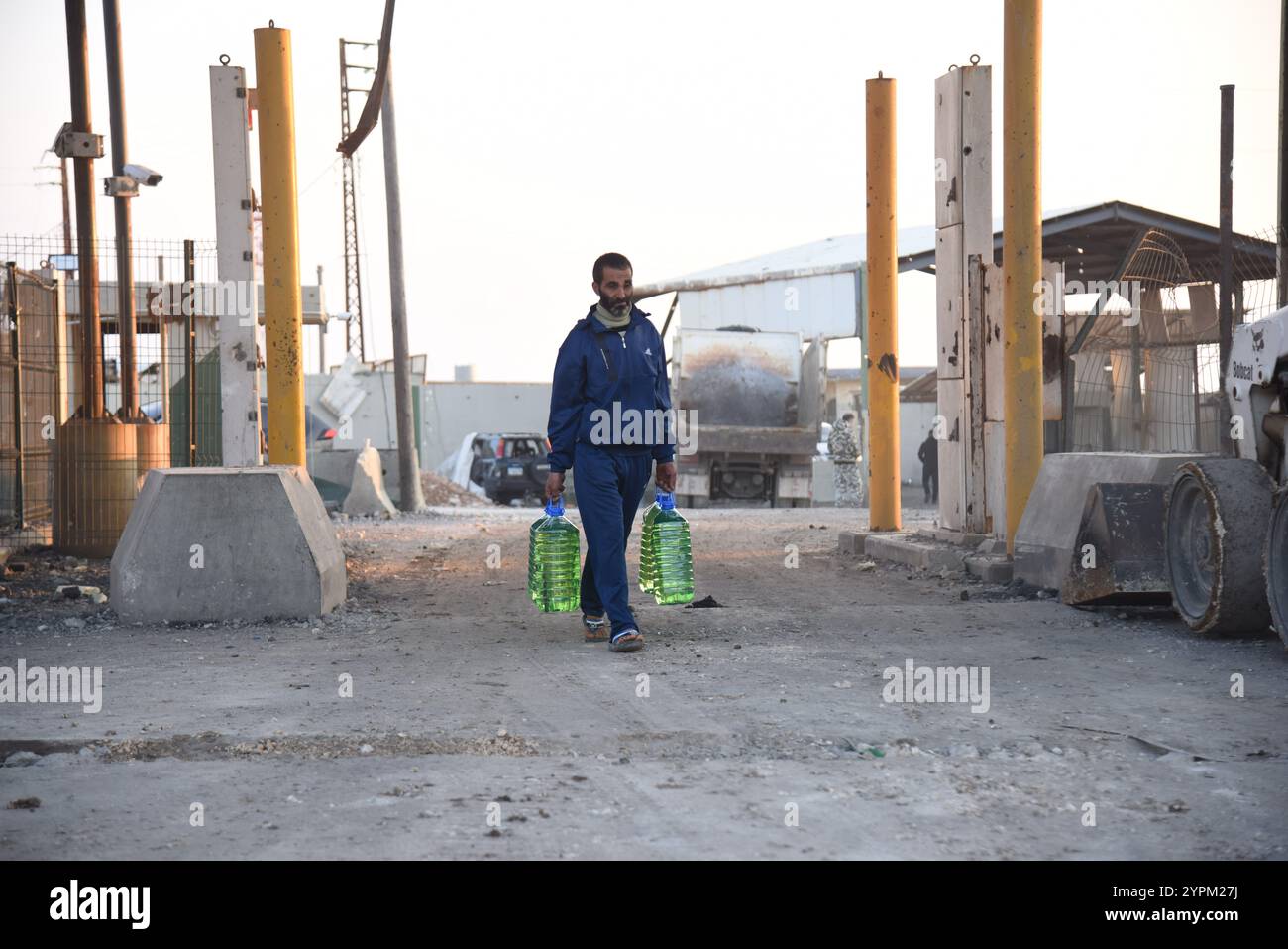 (241201) -- AL-ARIDA BORDER CROSSING, Dec. 1, 2024 (Xinhua) -- A man ...