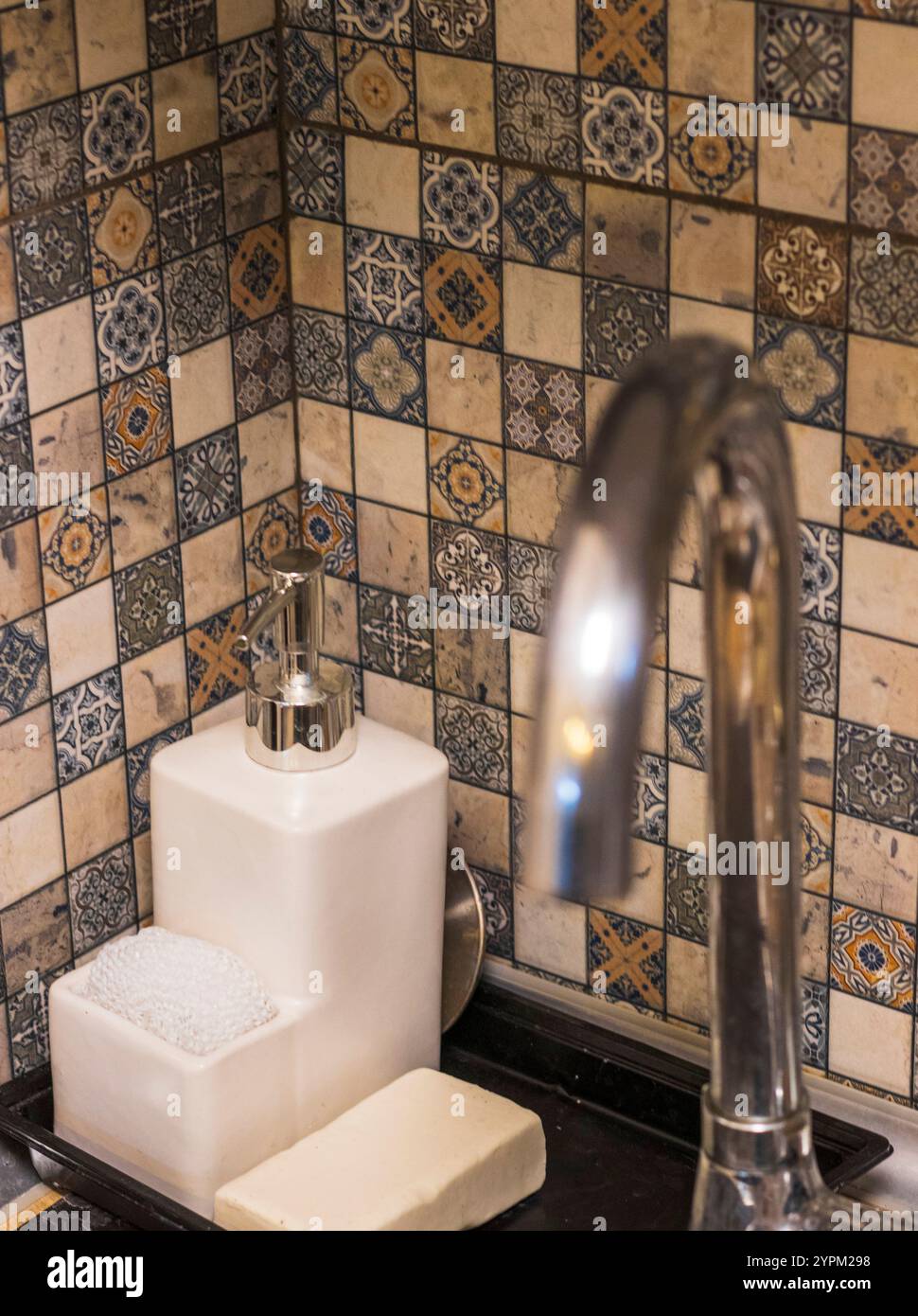 Double basin kitchen sink hi-res stock photography and images - Alamy