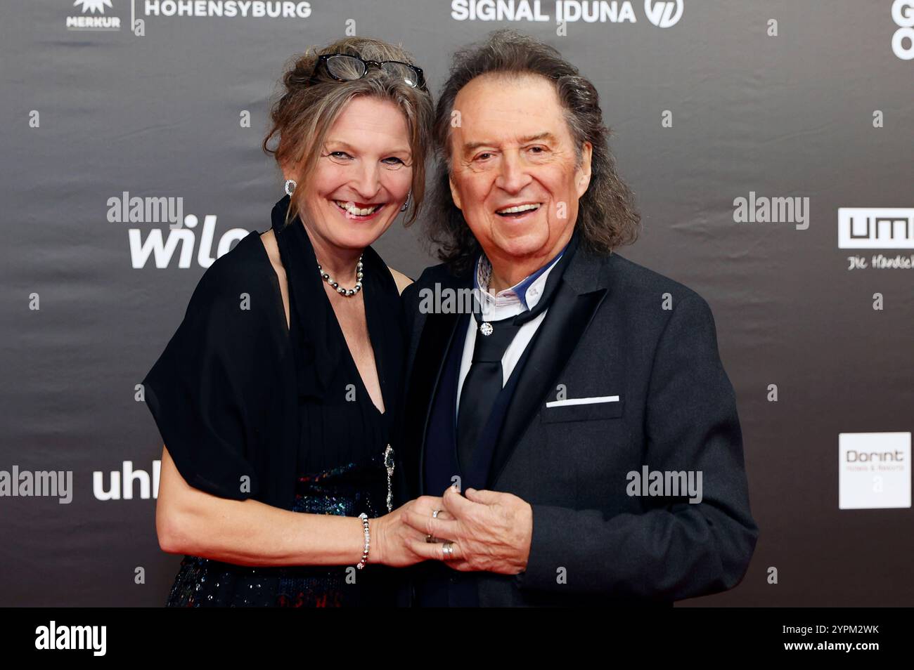 Chris Andrews mit Ehefrau Alexandra Andrews bei der 20. Kinderlachen ...