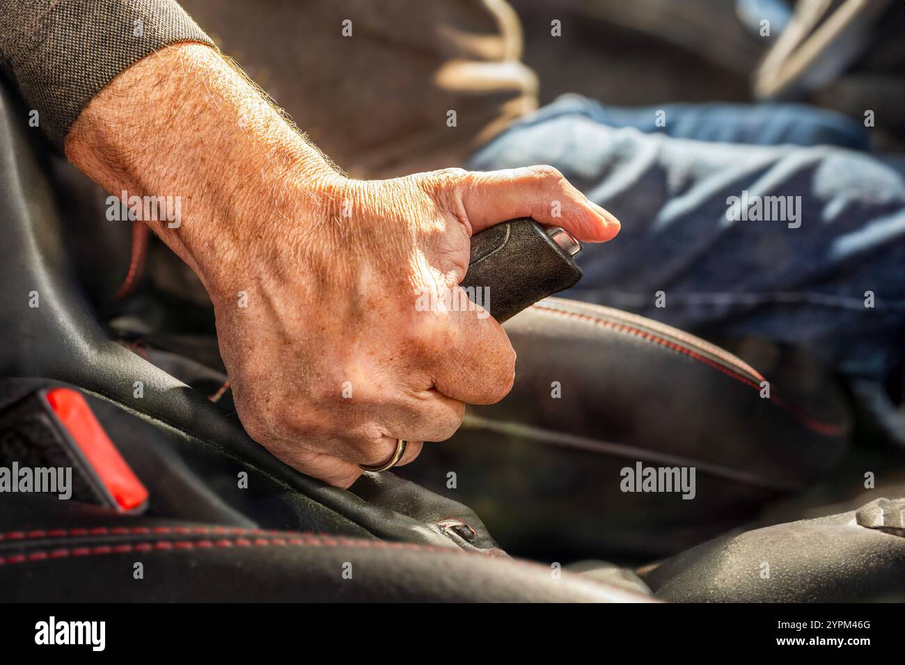 Autofahrer zieht Handbremse beim Parken an, München, Dezember 2024 ...