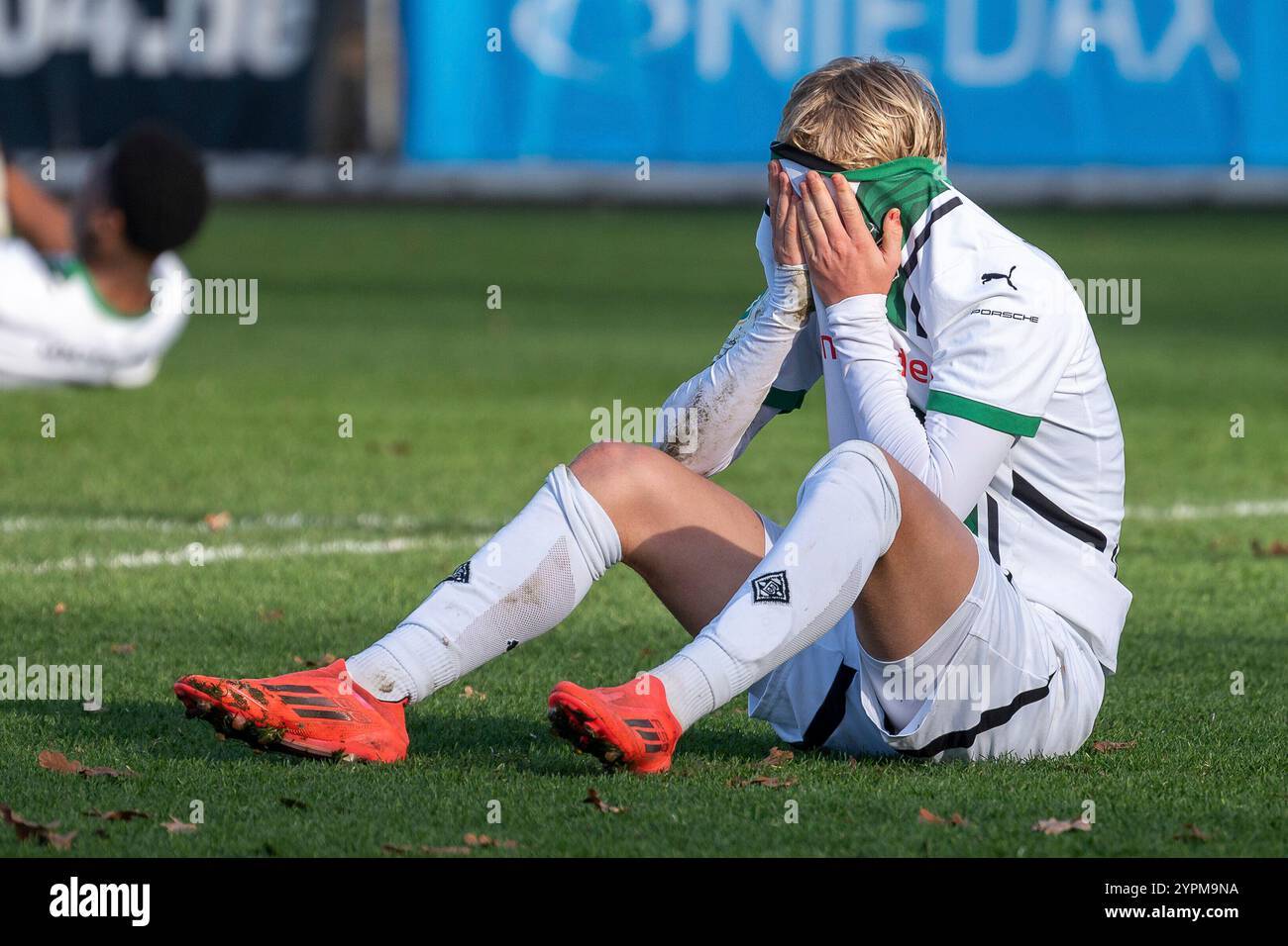 Zieht sich trikot ueber den kopf hi-res stock photography and images - Alamy