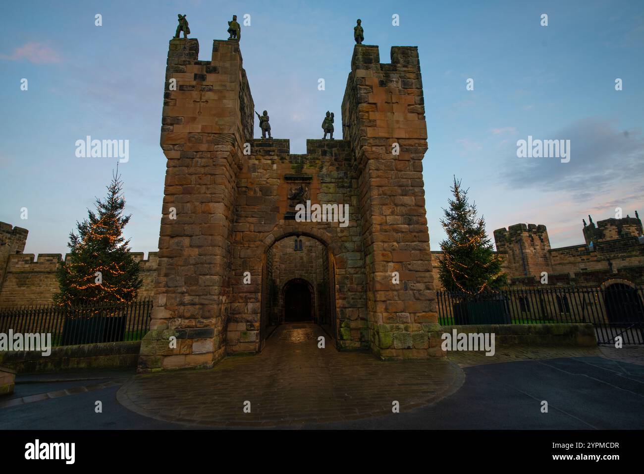 Alnwick Castle gate at Christmas Stock Photo - Alamy