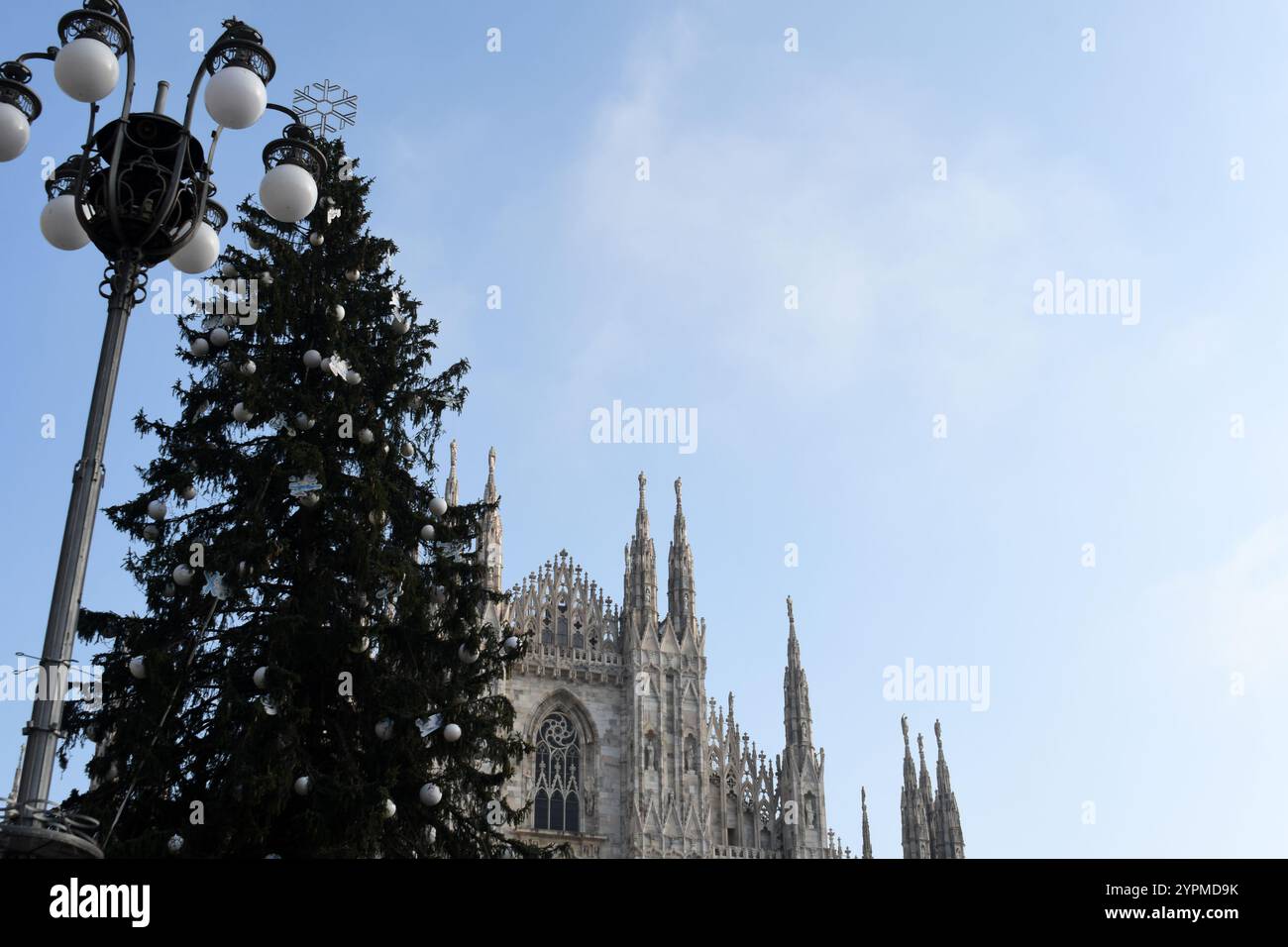 Milan Italy - Christmas tree in the square cathedral Stock Photo - Alamy