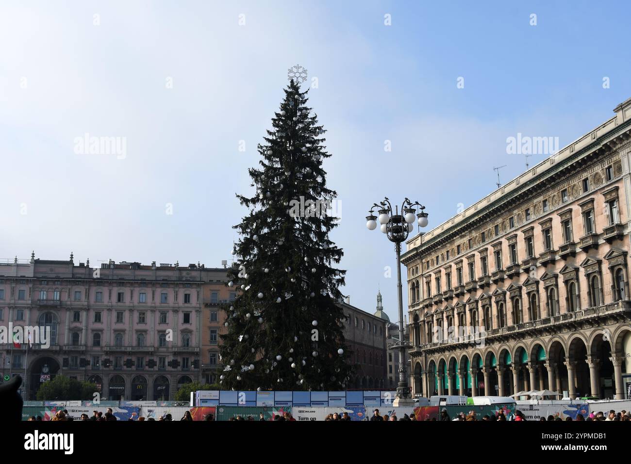árbol de navidad de milano hi-res stock photography and images - Alamy