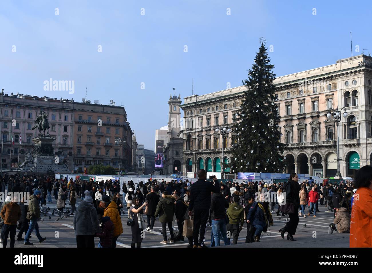 Milan Italy - Christmas tree in the square cathedral Stock Photo - Alamy