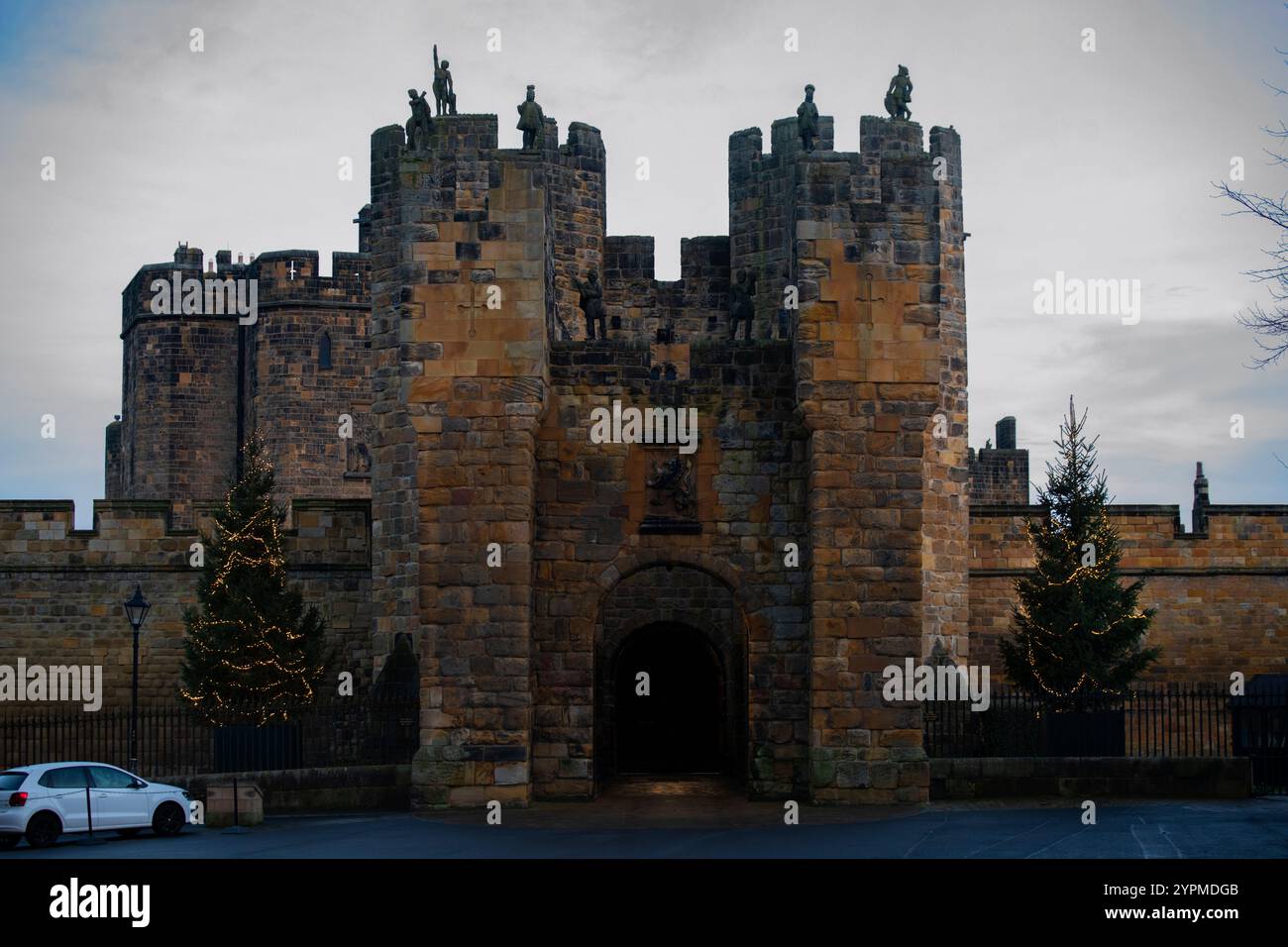 Alnwick castle hi-res stock photography and images - Alamy