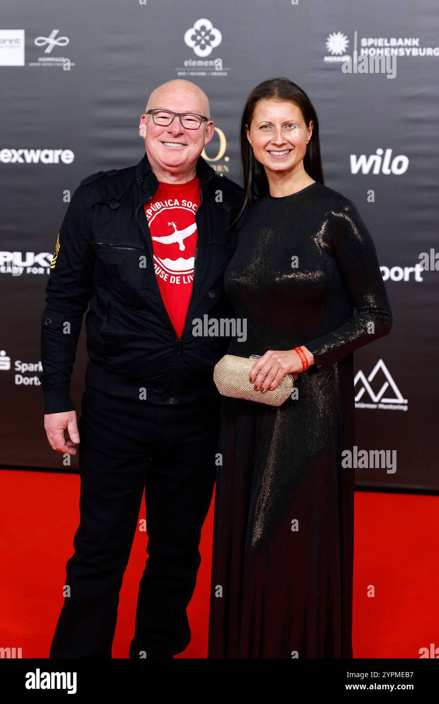 Gitarrist Brian Nash mit Begleitung bei der 20. Kinderlachen-Gala 2024 in der Westfalenhalle ...