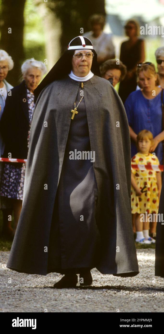 One nun dressed in Brigettines clothes with the typical crown of linnen ...