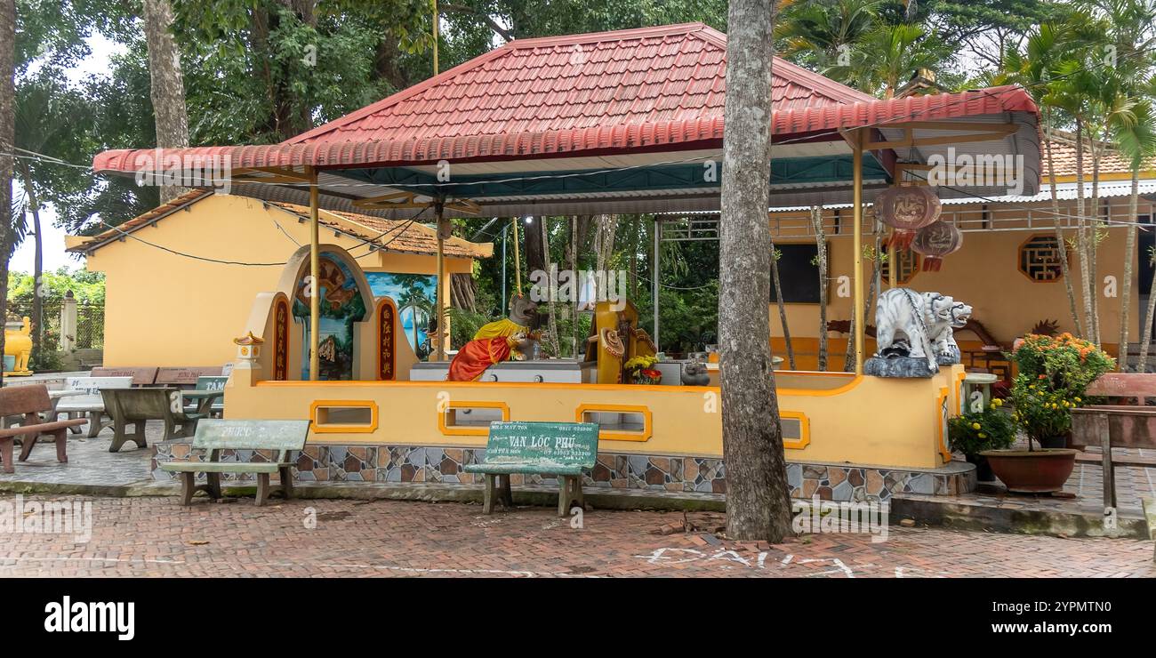 Scenes showing the local community of Tiger Island from hauling fish ...