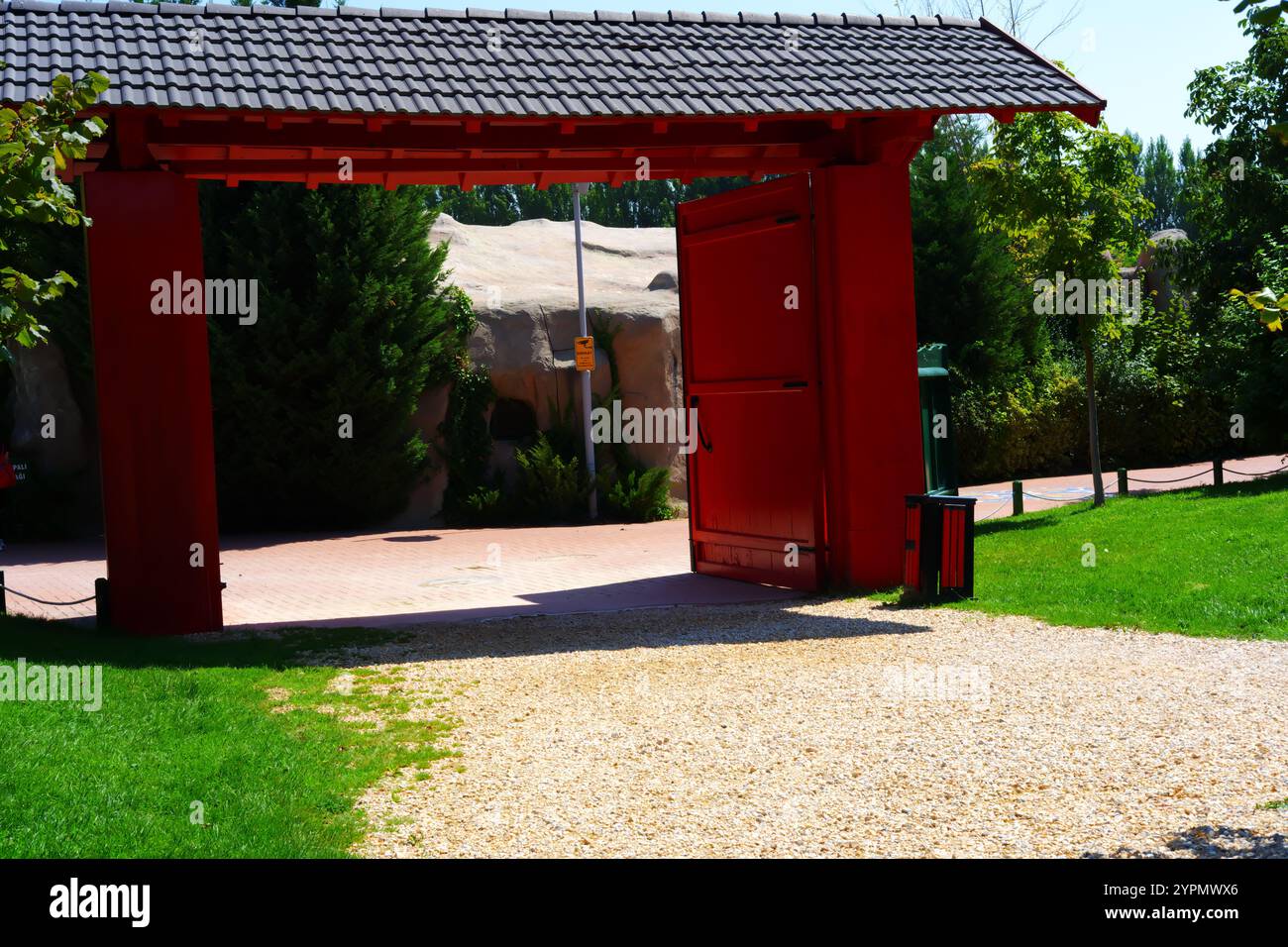 Traditional japanese gate entrance hi-res stock photography and images ...