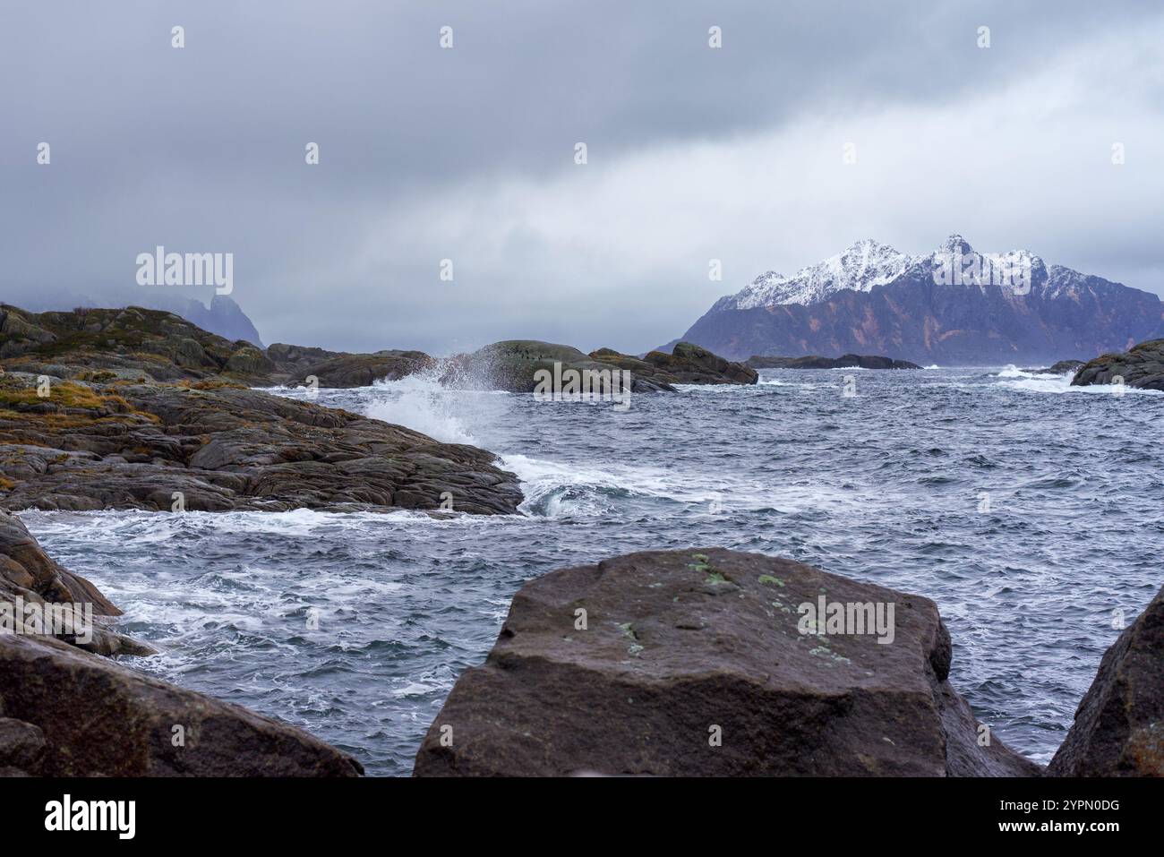 Breaking waves on rocks bad weather hi-res stock photography and images ...