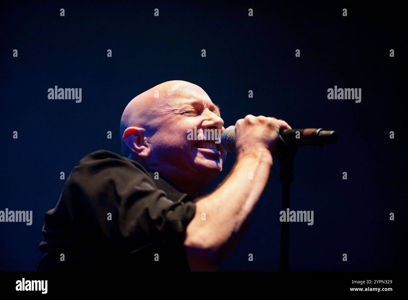 Howard Devoto singing at The Buzzcocks reunion concert at Manchester ...