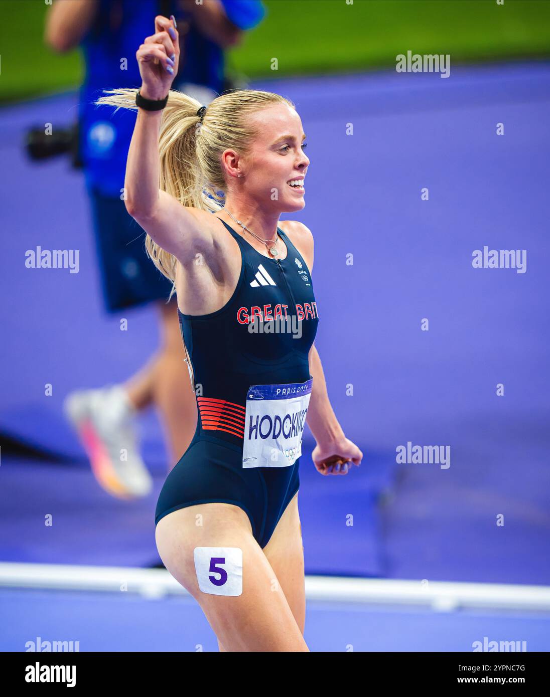 Keely Hodgkinson celebrating with her country's flag in the at the ...