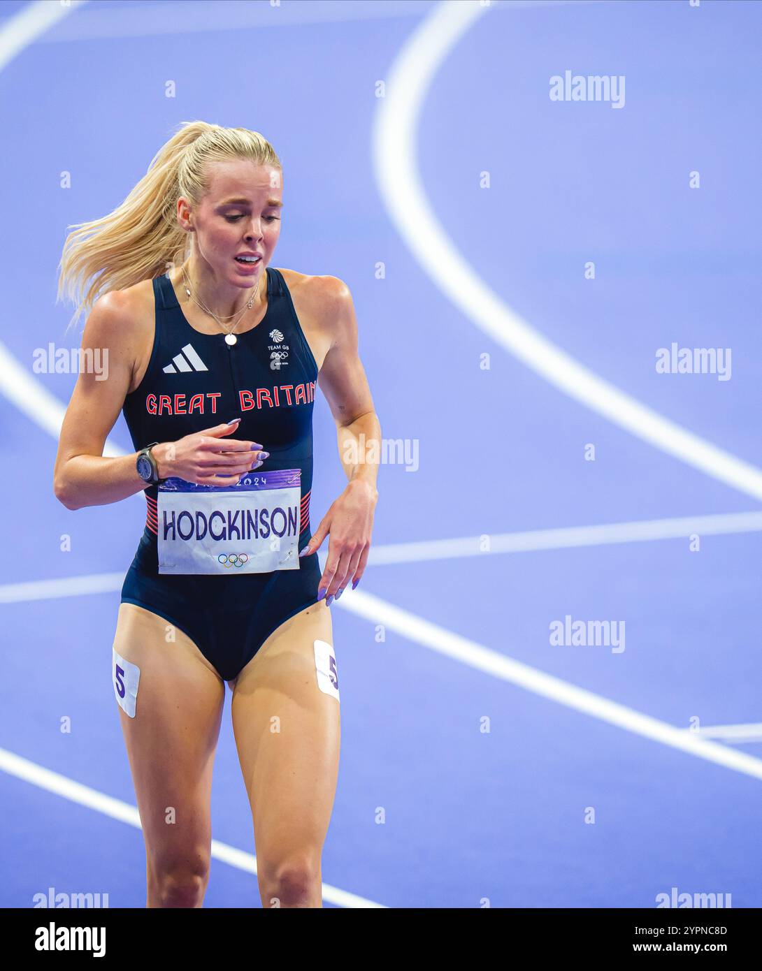 Keely Hodgkinson participating in the 800 meters at the Paris 2024 ...