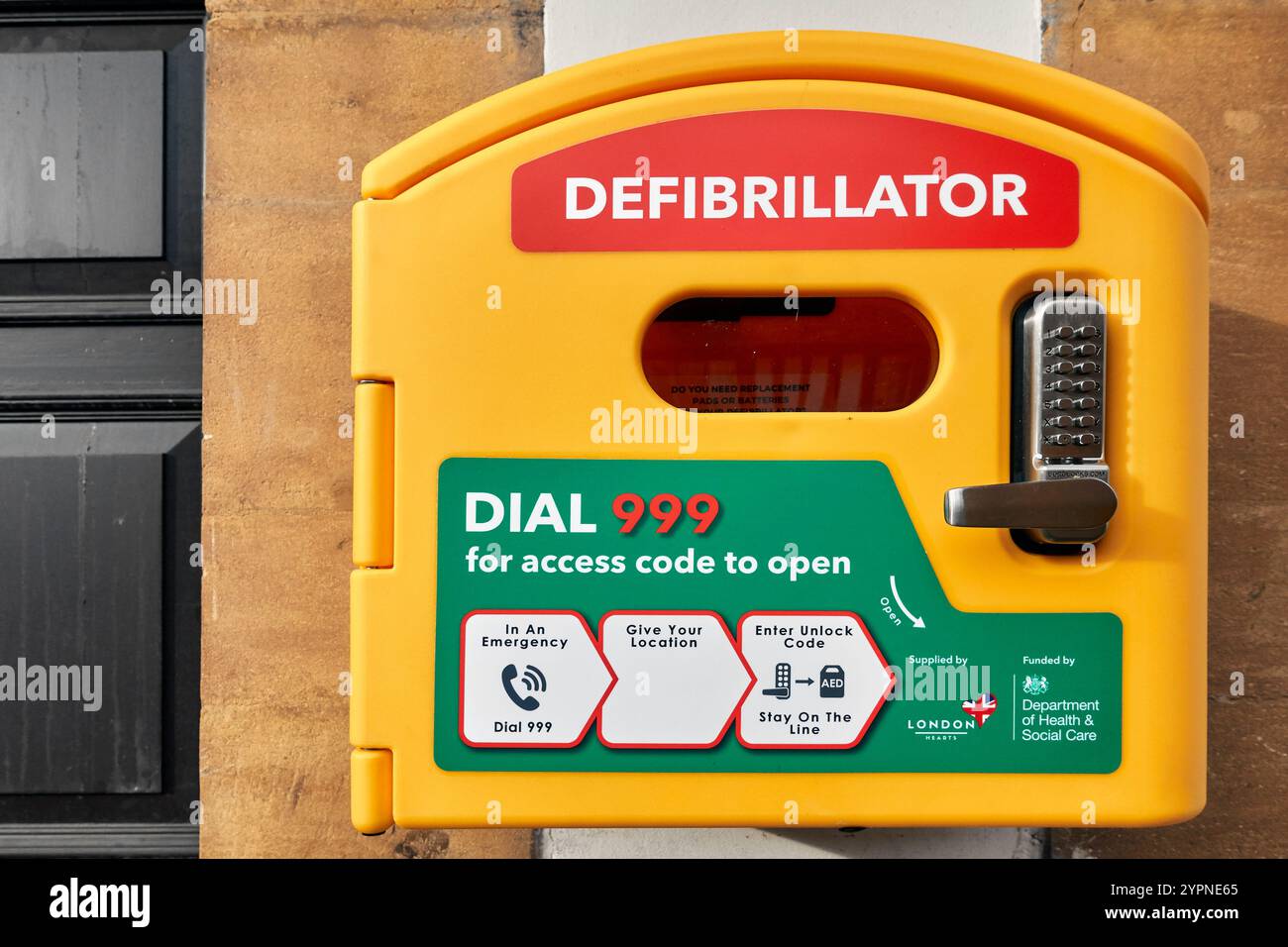 Wall mounted external defibrillator hi-res stock photography and images ...