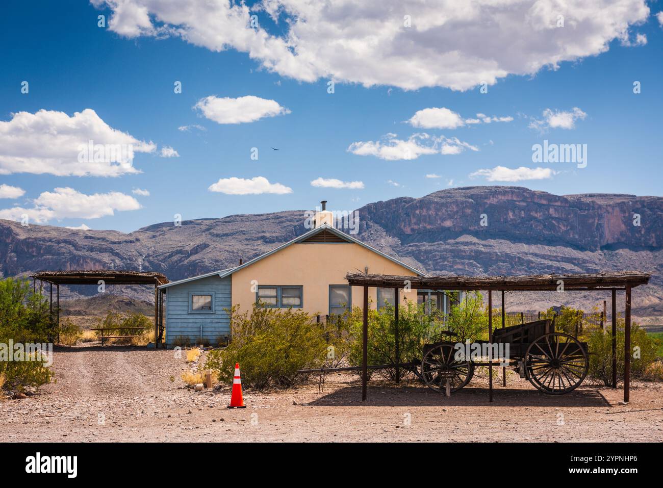 Carriage in front of Ranger Station and temporary visitor center in ...