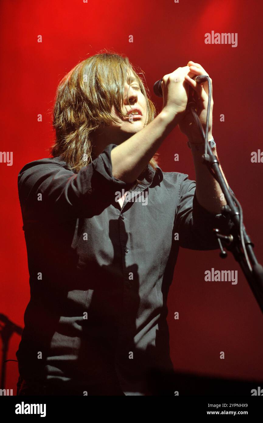 Archive en concert sur la place des palais. Archive livre un rock ...
