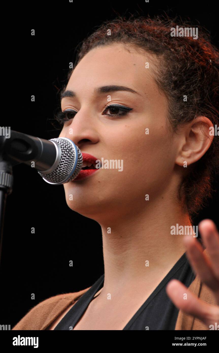 Camelia Jordana ex Nouvelle Star candidszte in 2009 plays live in ...