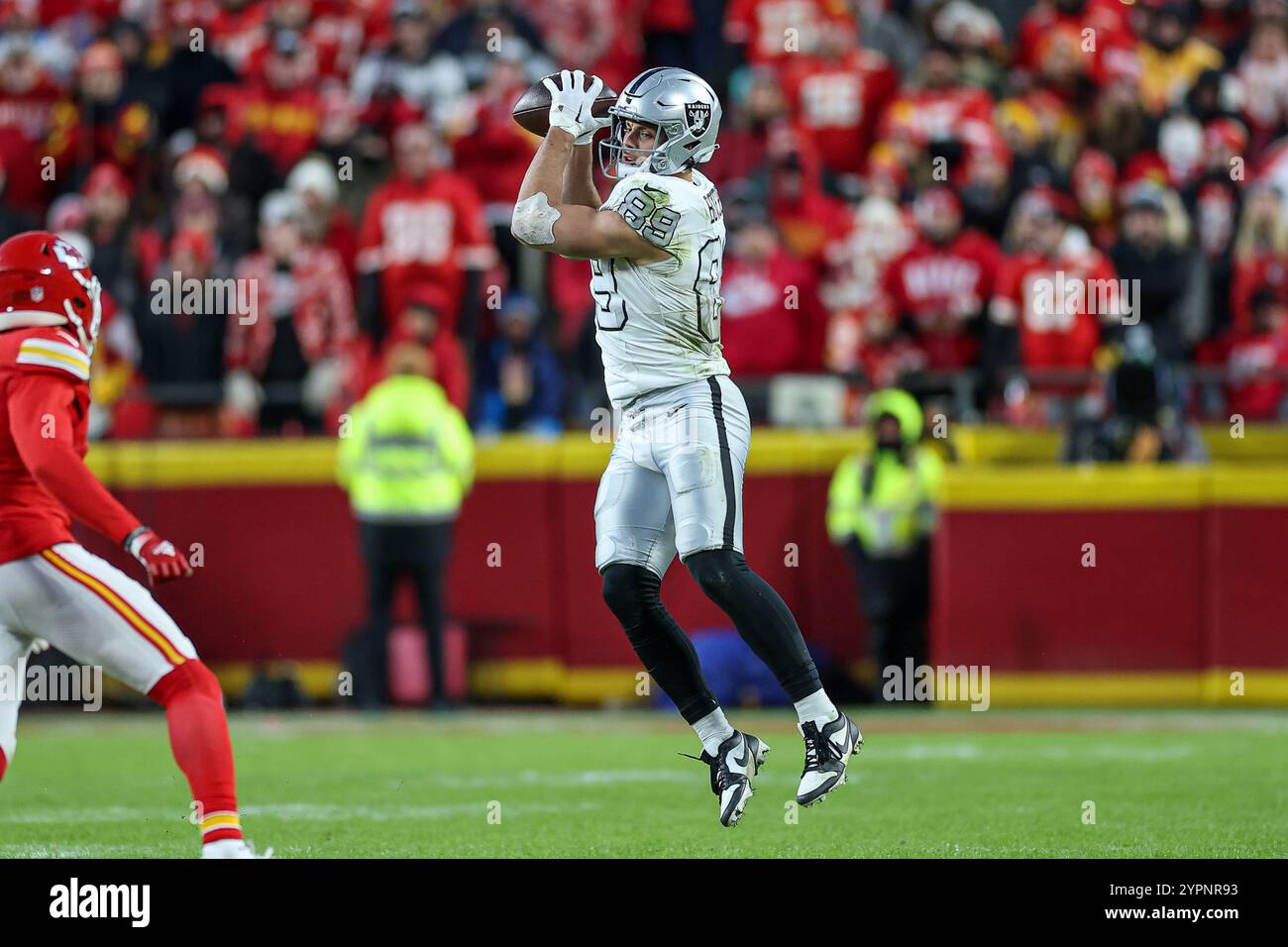 Kansas City, MO, USA. 29th Nov, 2024. Las Vegas Raiders tight end Brock ...