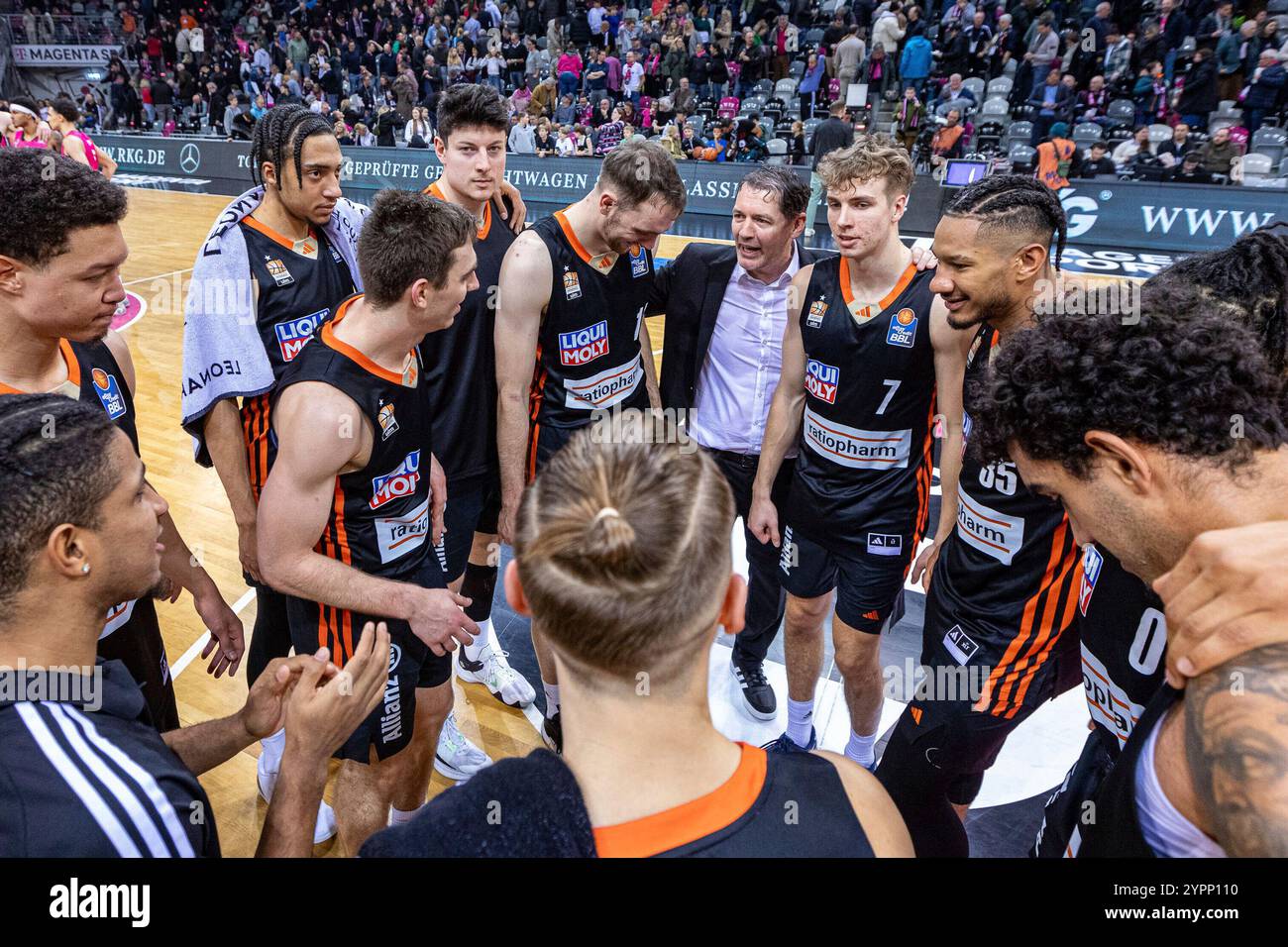 Ty Harrelson (Rationpharm Ulm, Head Coach) und die Mannschaft von ...