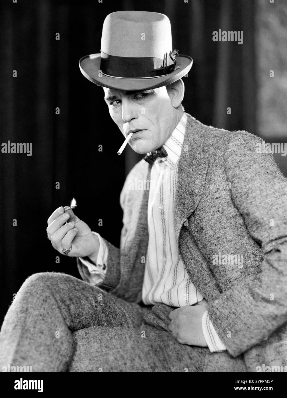 Actor smoking Black and White Stock Photos & Images - Alamy