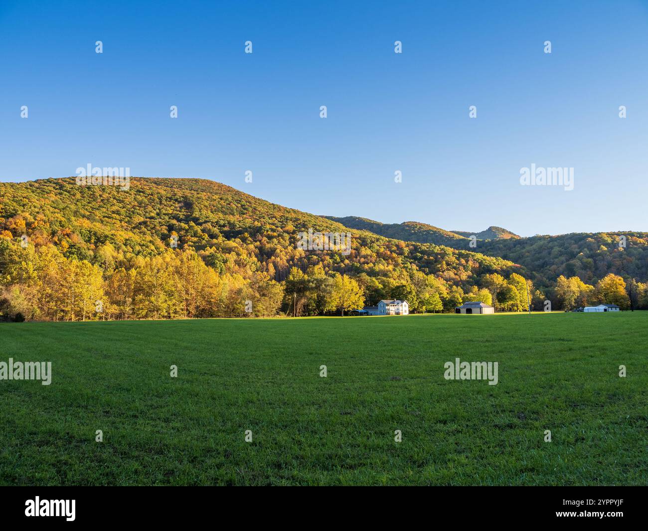 Houses nestled in mountains hi-res stock photography and images - Alamy