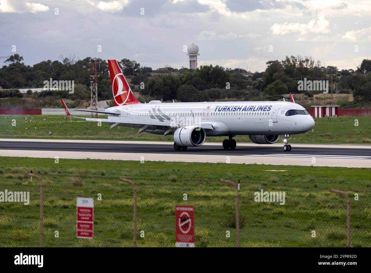 Turkish airlines airbus a321 neo hi-res stock photography and images ...