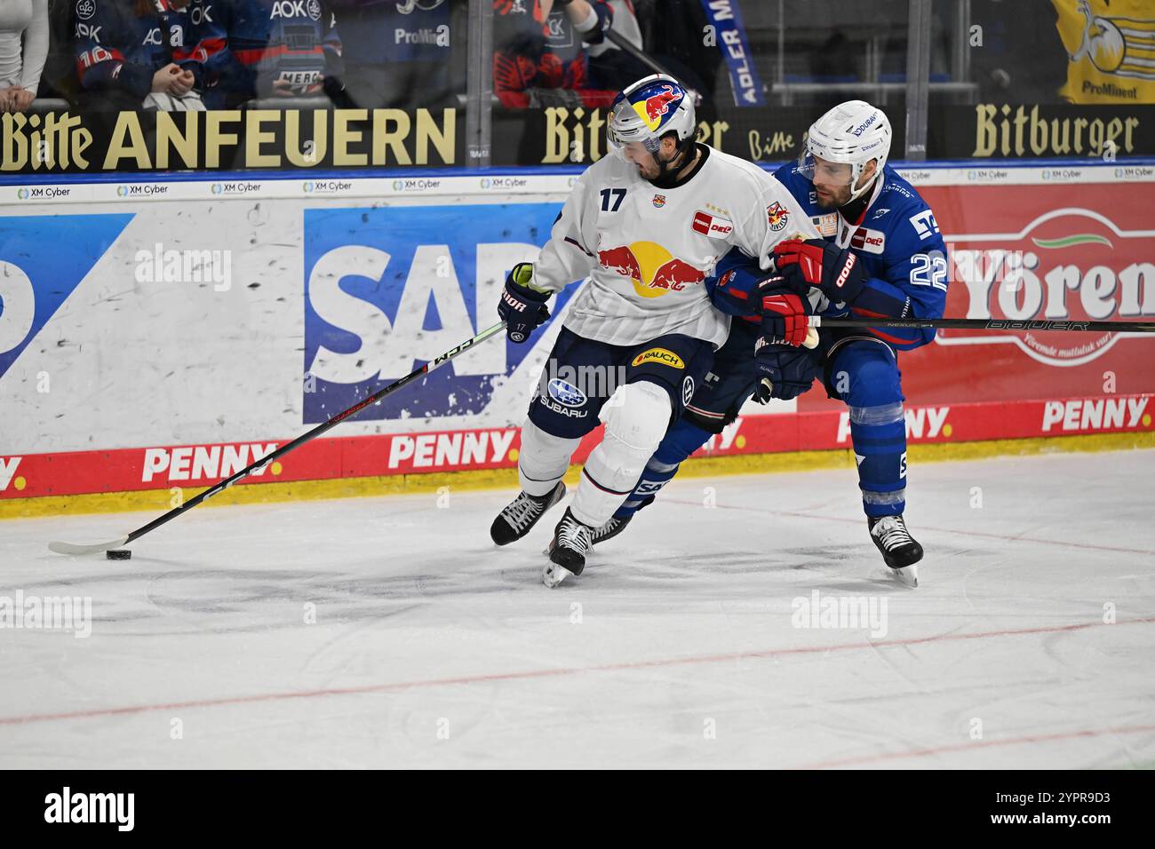 Taro Hirose Red Bull München #17 gegen Matthias Plachta Adler Mannheim ...
