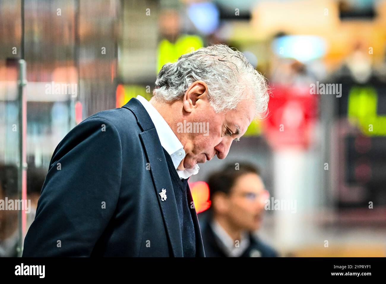 Iserlohn, Deutschland. 01st Dec, 2024. Doug Shedden (Cheftrainer ...