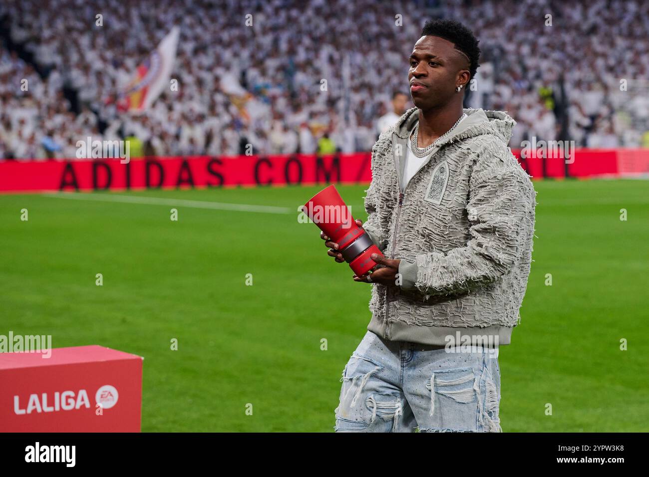 Vinicius junior trophy hi-res stock photography and images - Alamy