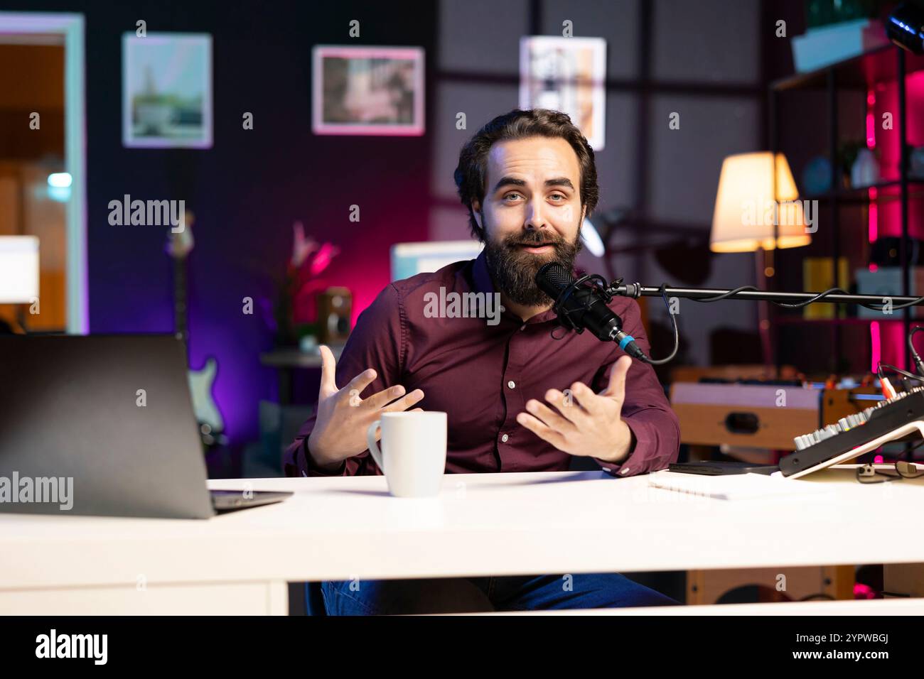 Intro tutorial hi-res stock photography and images - Alamy