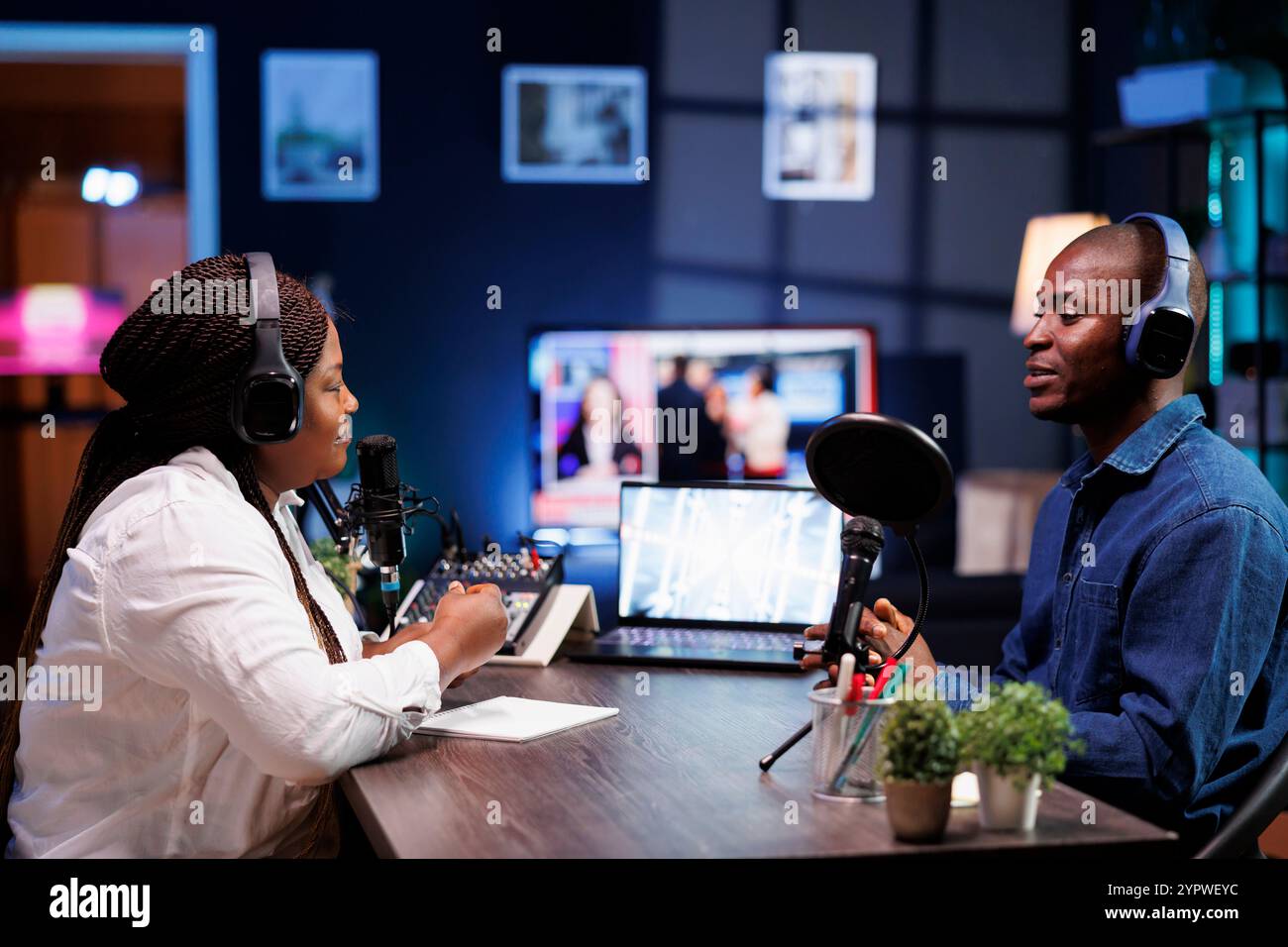 Female record producers hi-res stock photography and images - Alamy