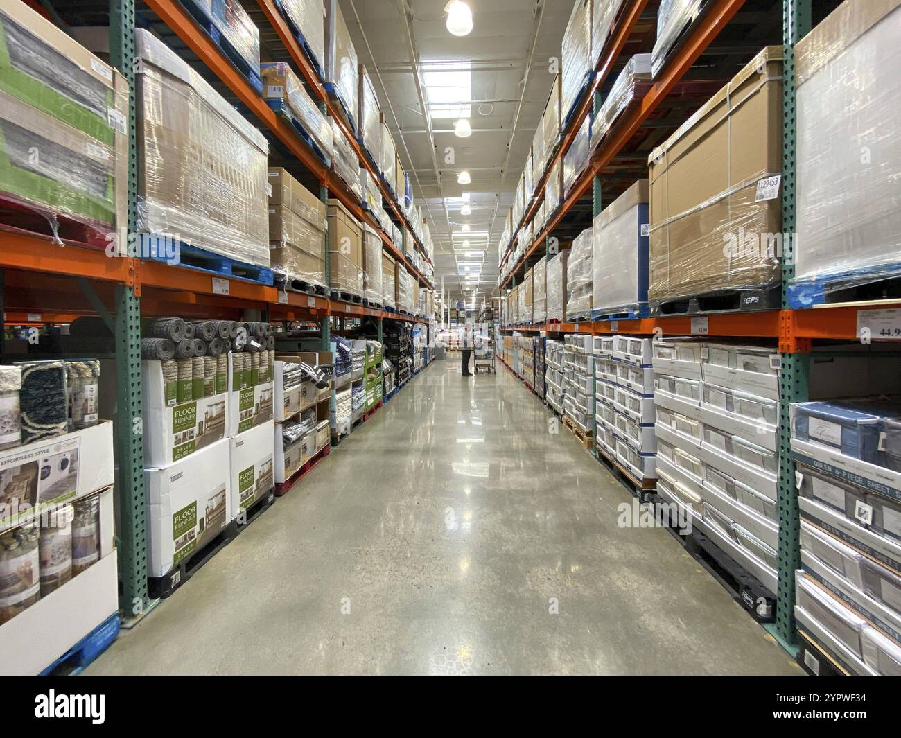 Store with products hi-res stock photography and images - Alamy