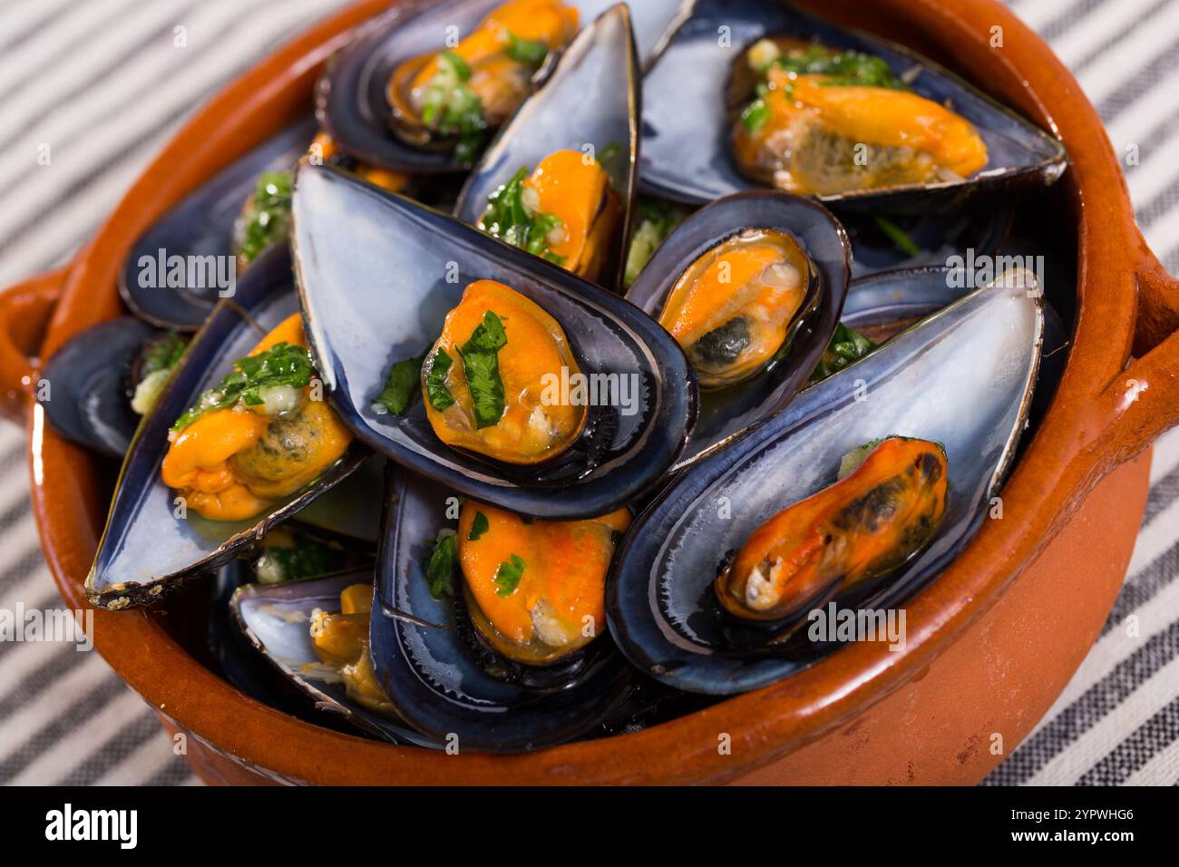 Baked mussels in clay pot Stock Photo - Alamy