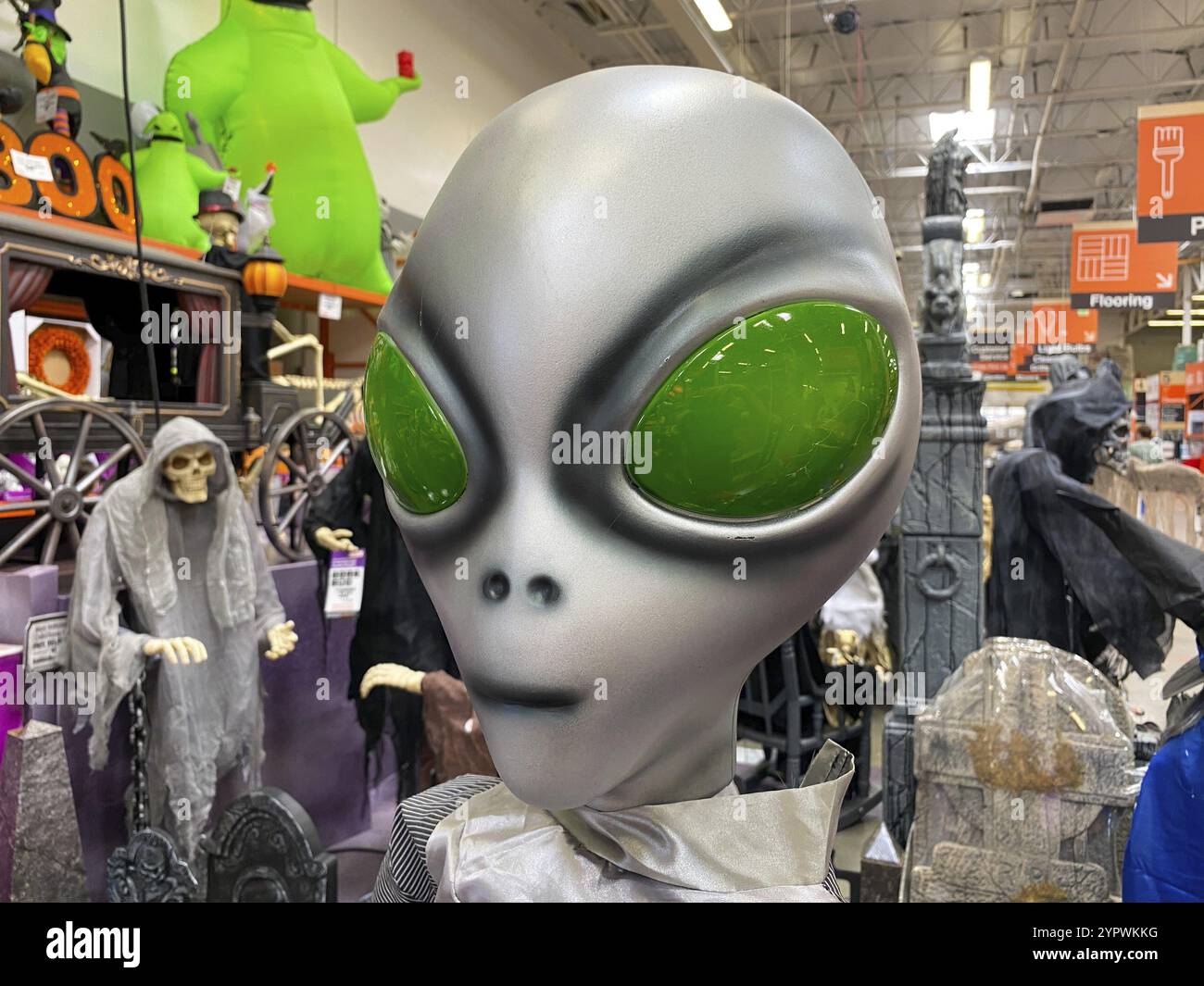 Halloween decorations store hi-res stock photography and images - Alamy