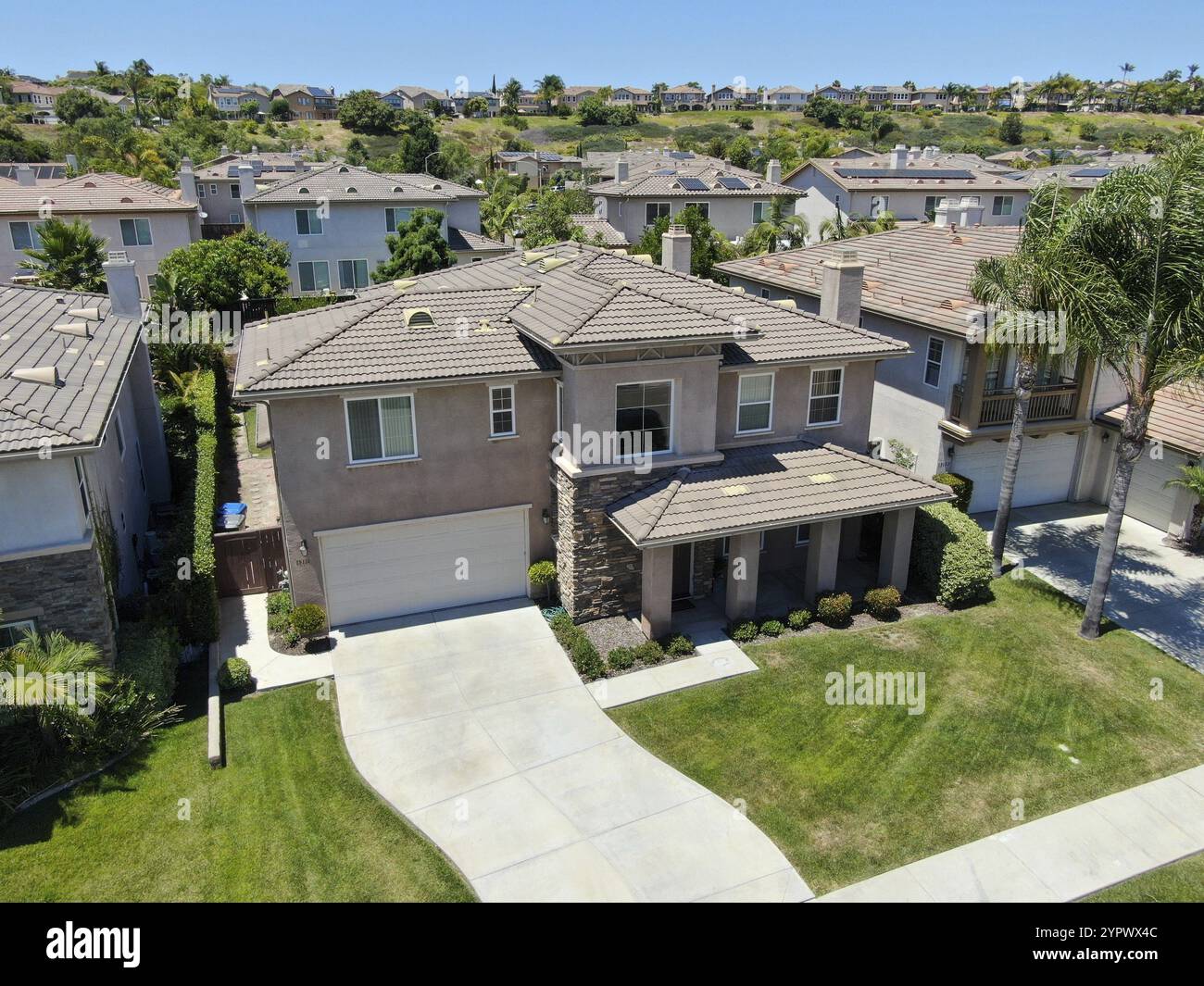 Large suburban house hi-res stock photography and images - Alamy