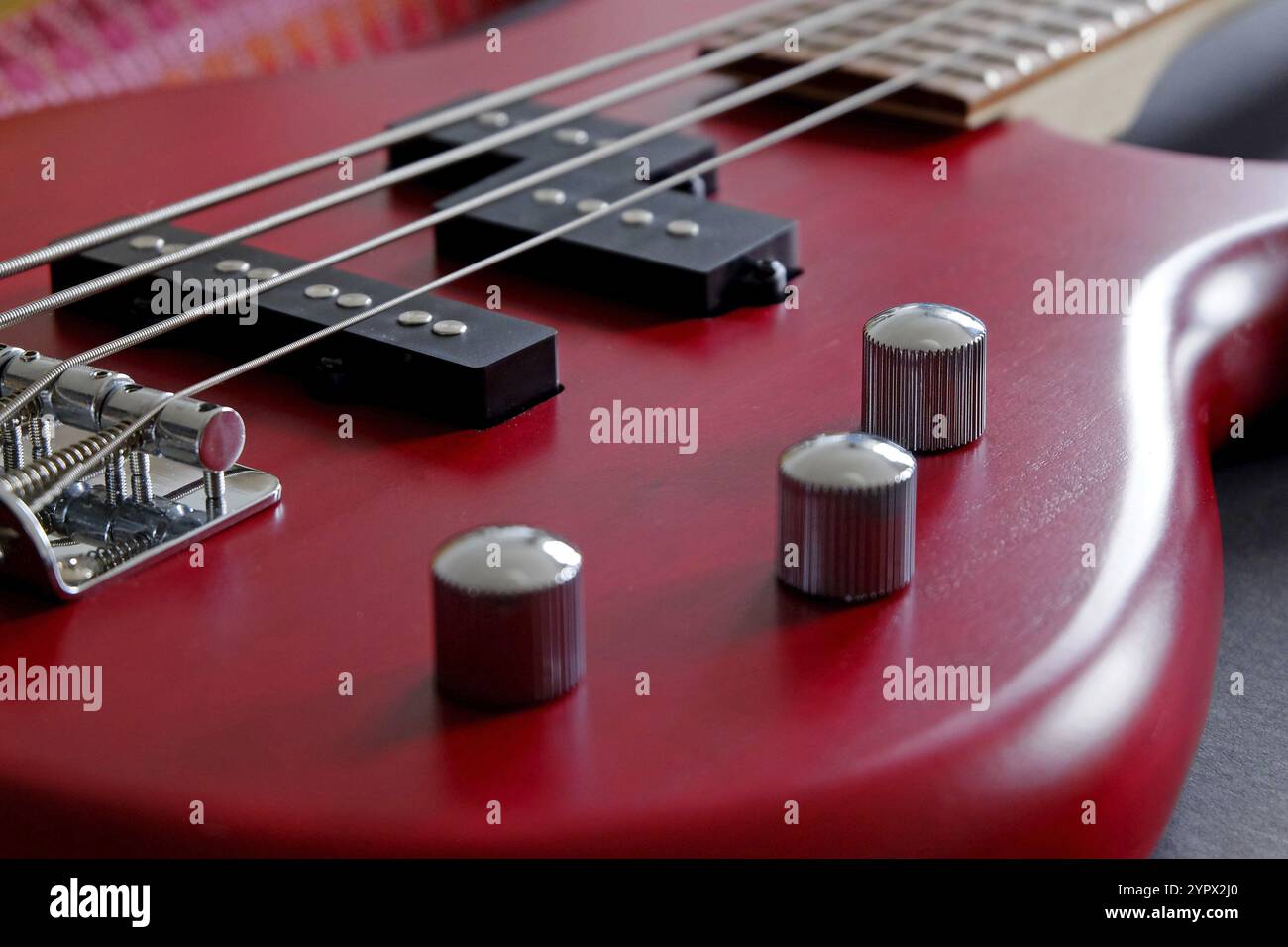 4 strings hi-res stock photography and images - Alamy