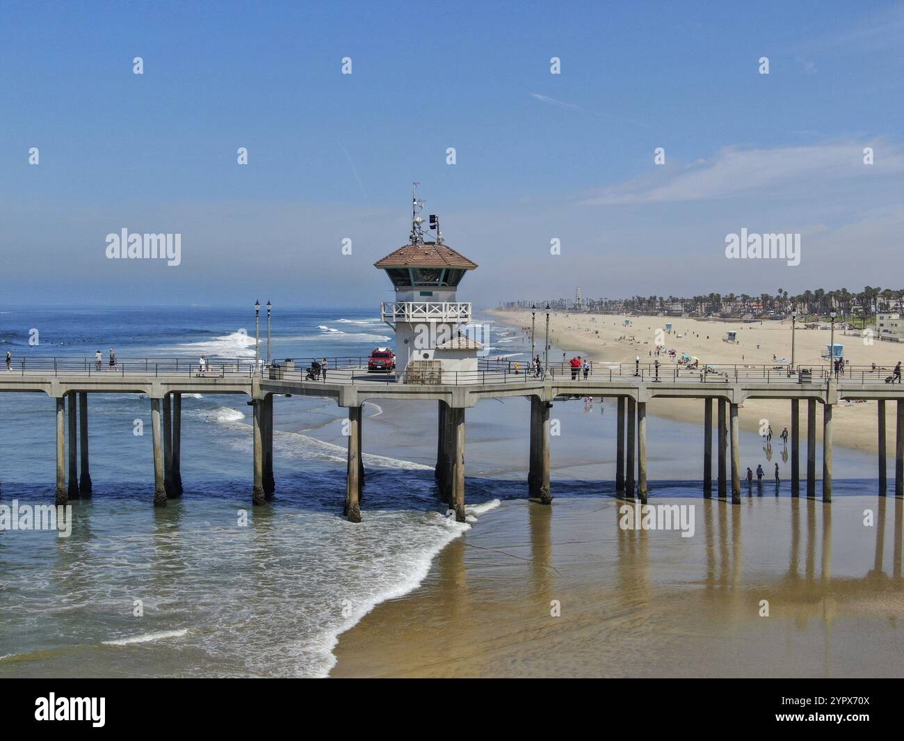 Huntington Pier with lifeguard tower for surfer. Southeast of Los ...