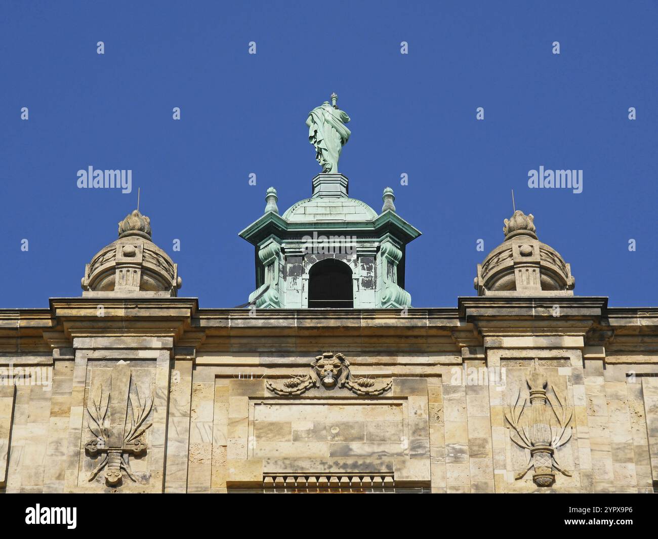 Parts of the facade, roof and dome of the Federal Administrative Court ...