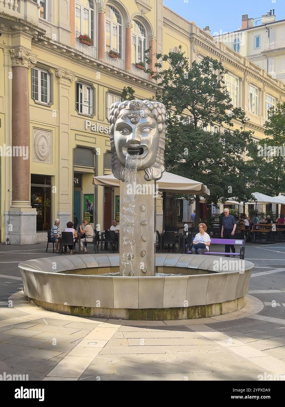 Two faced statue hi-res stock photography and images - Alamy