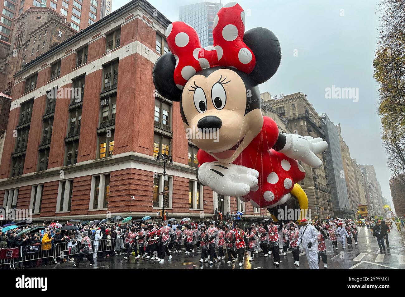 The first Minnie Mouse balloon flown in the history of the Macy's ...