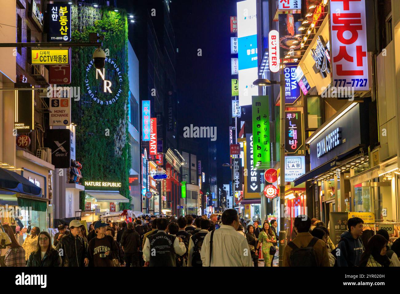 Seoul, South Korea - October 26 , 2024: Street scene of the bustling ...