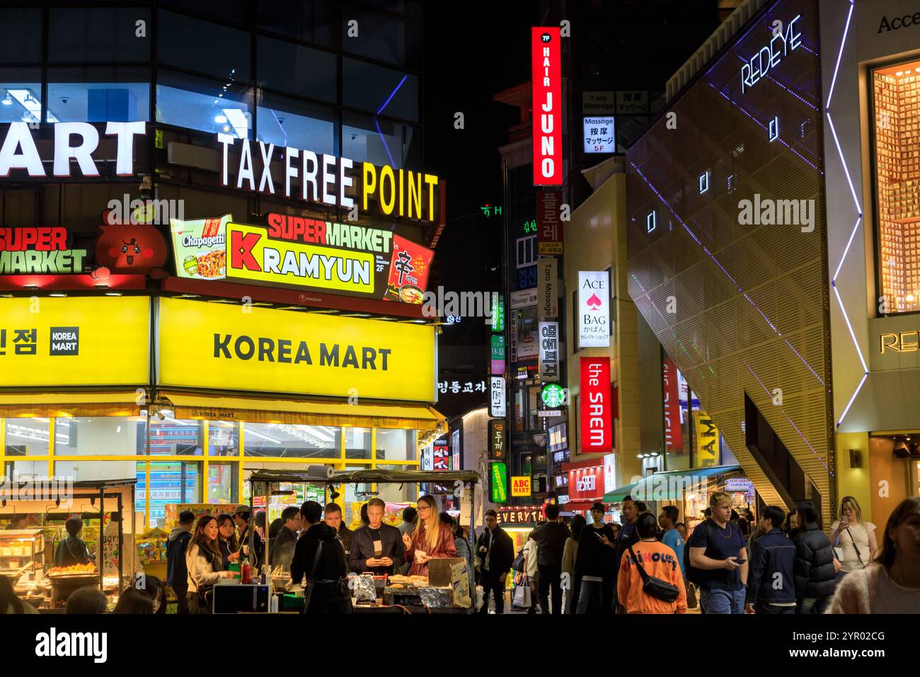 Seoul, South Korea - October 26 , 2024: Street scene of the bustling ...
