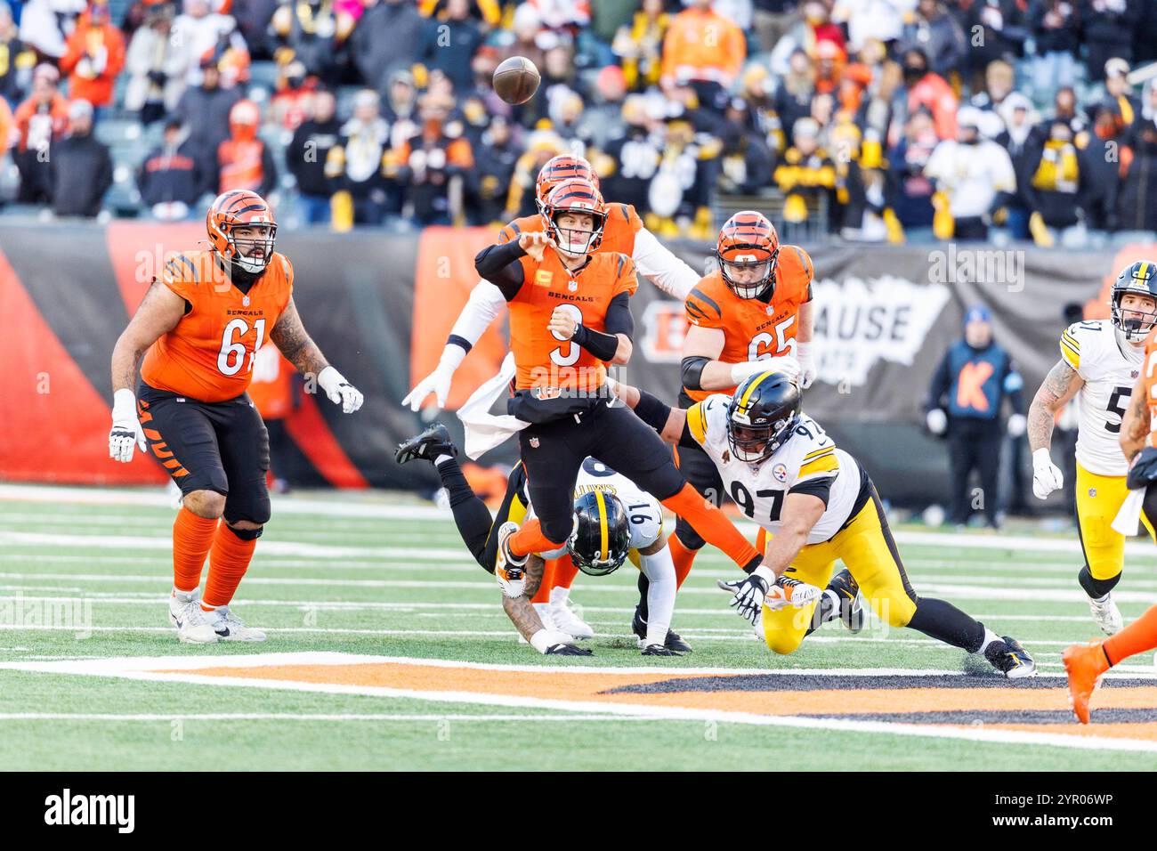 Cincinnati, Ohio, USA. 01st Dec, 2024. Cincinnati Bengals quarterback ...