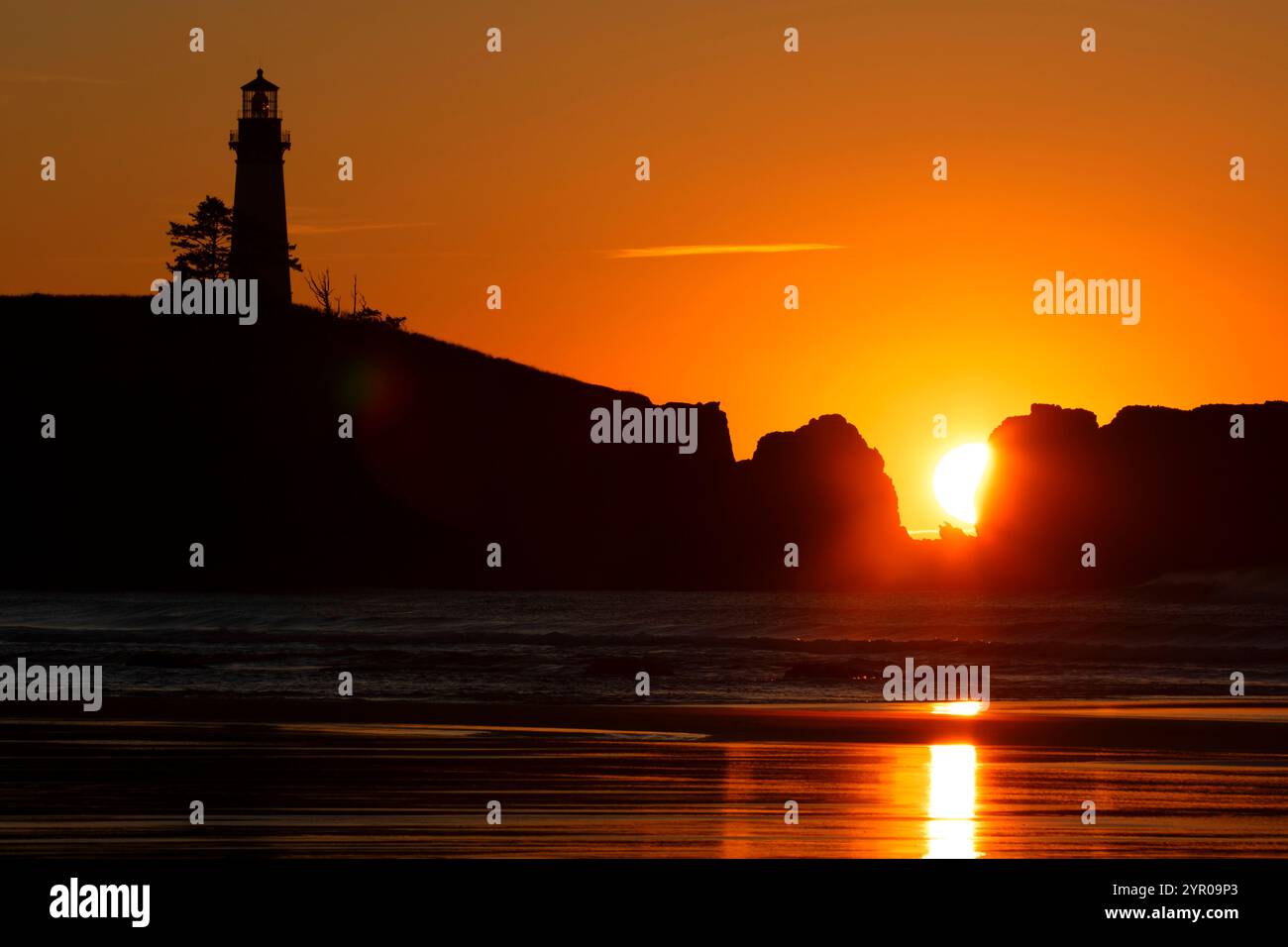 Yaquina Head Lighthouse sunset, Moolack Beach, Newport, Oregon Stock ...