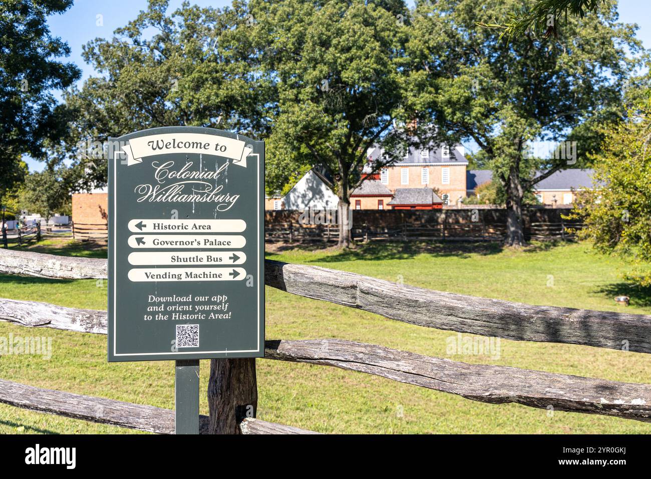 WILLIAMSBURG, VIRGINIA - AUGUST 25, 2024: A directional sign along the ...