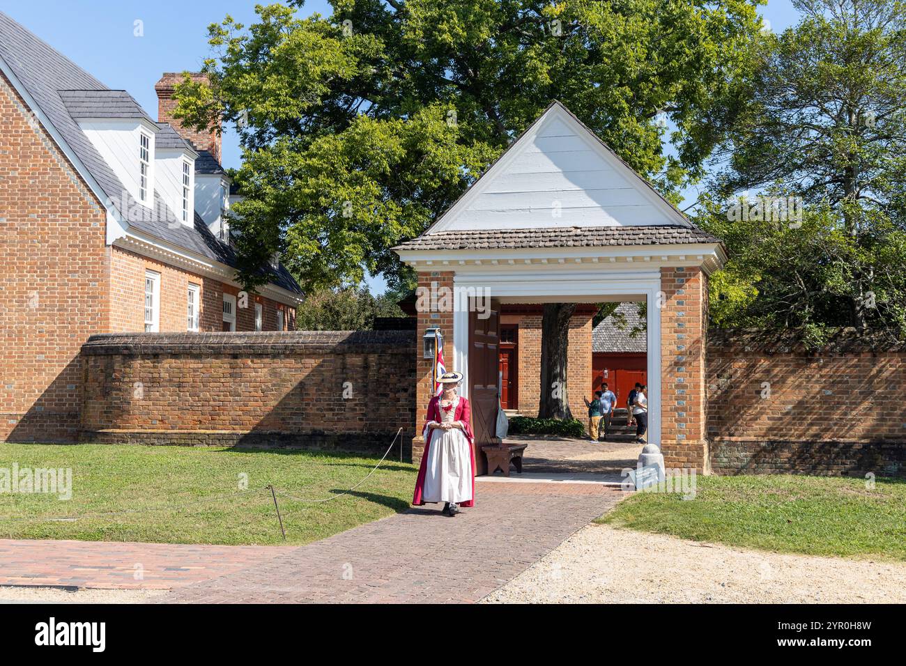 WILLIAMSBURG, VIRGINIA - AUGUST 25, 2024: A costumed actor near a side ...