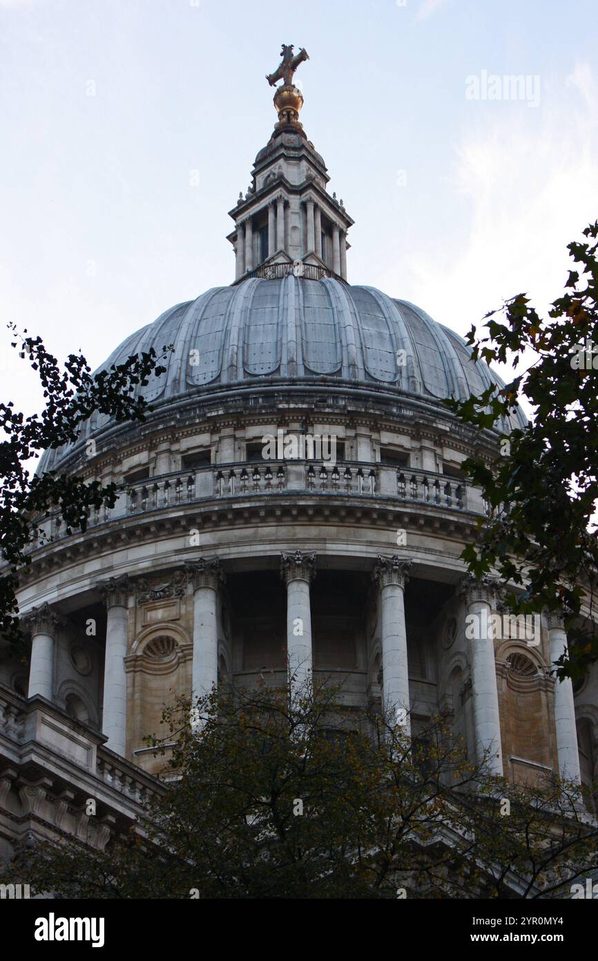 St pauls cathedral dome cross hi-res stock photography and images - Alamy