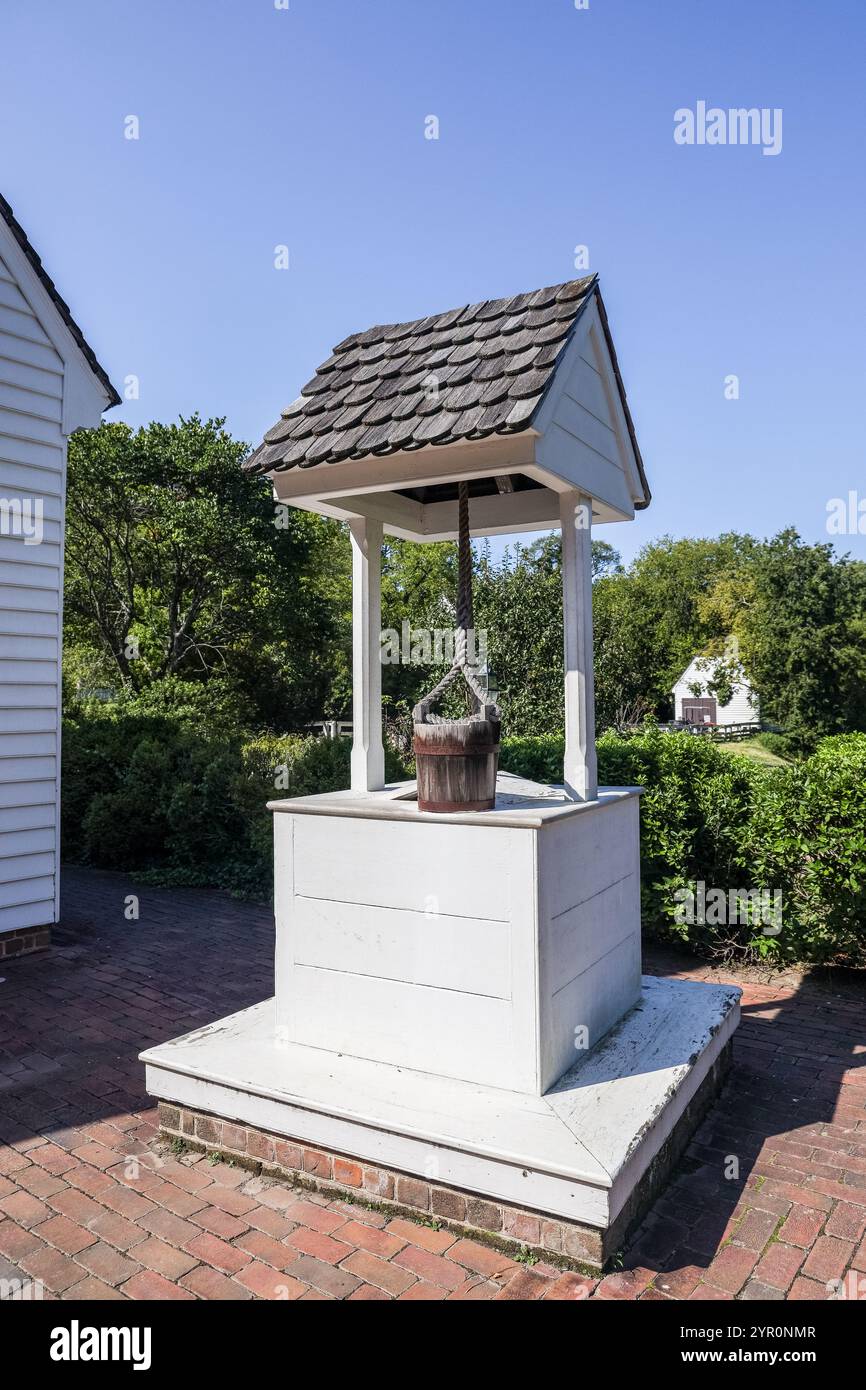 Water well colonial williamsburg hi-res stock photography and images ...